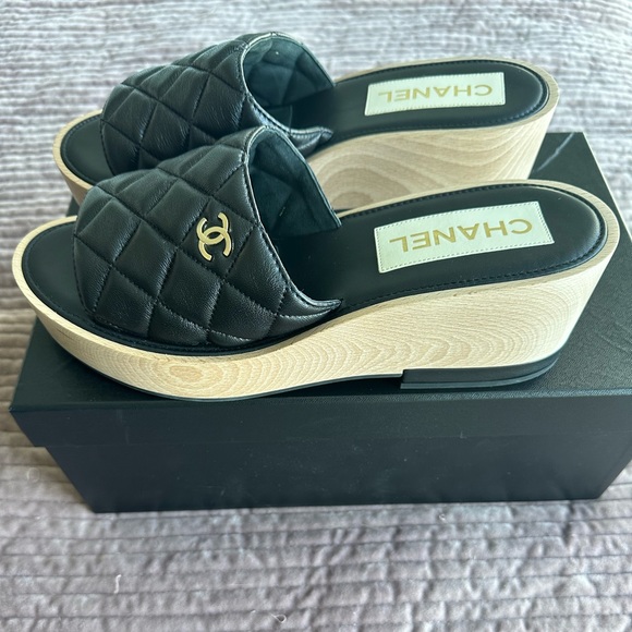 CHANEL | Shoes | Chanel 222 Interlocking Cc Logo Quilted Leather Slides ...